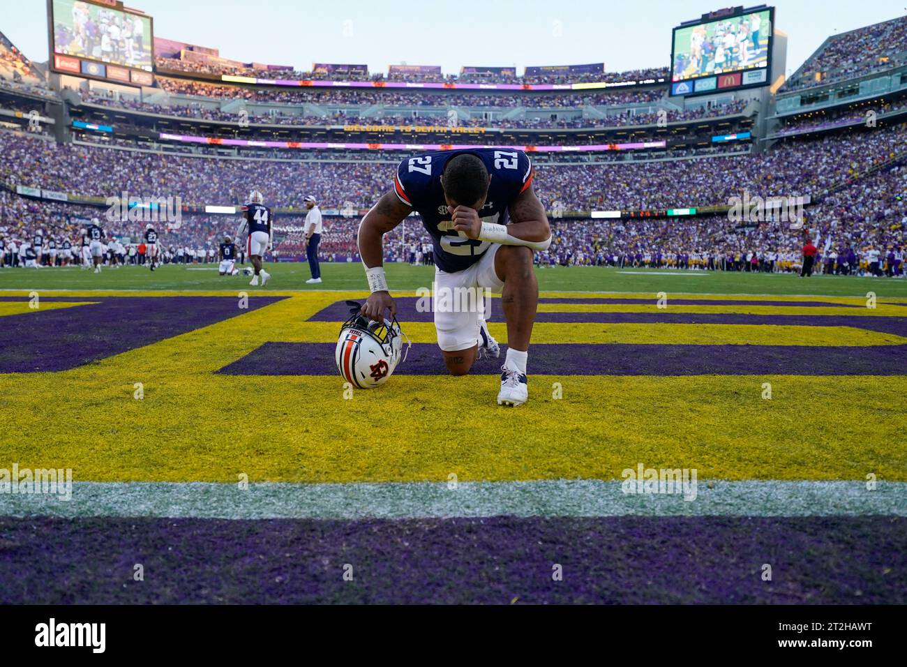 Auburn running back Jarquez Hunter (27) prays in the end zone before an ...