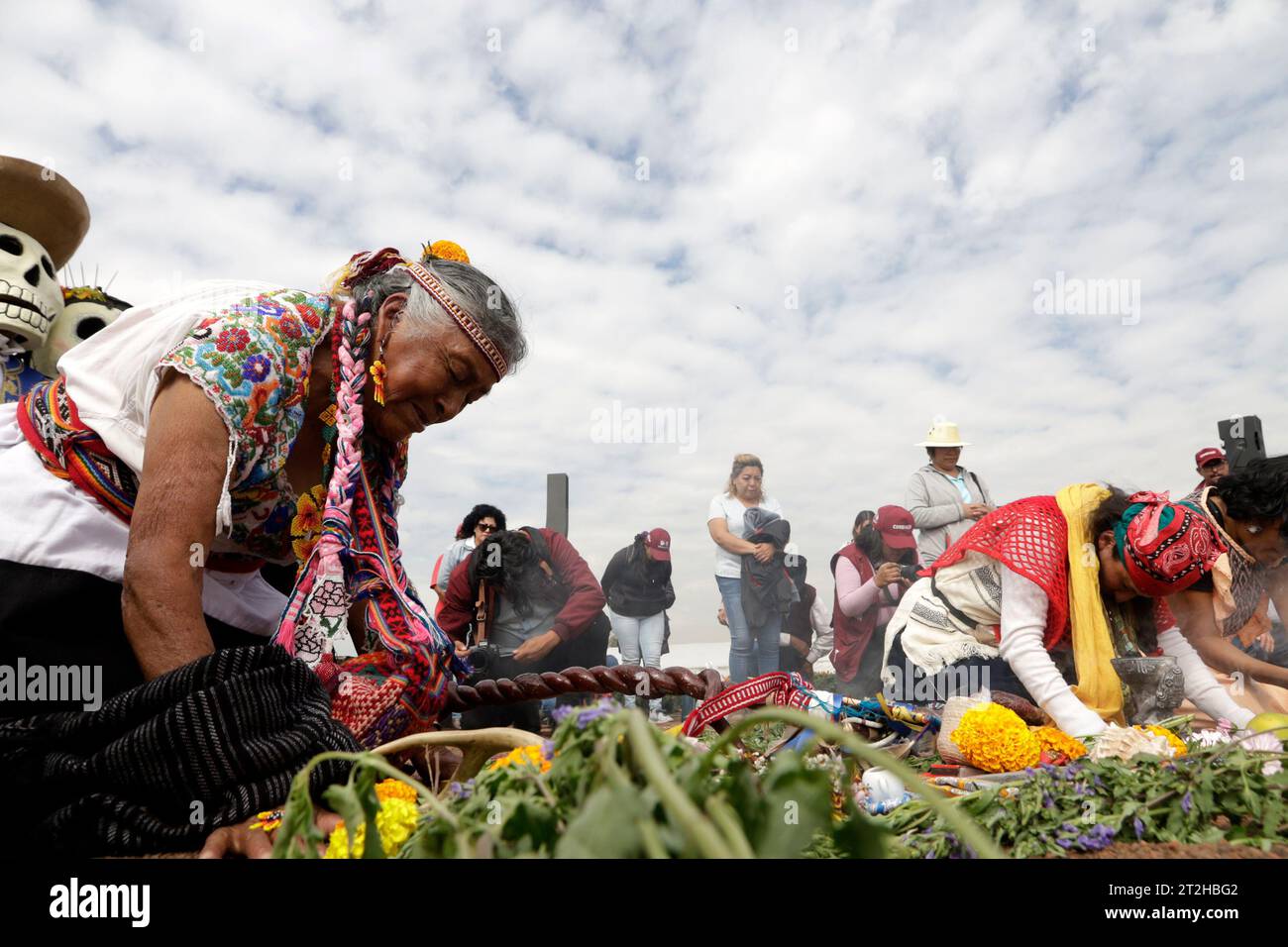 Pre hispanic blessing ceremony of the cempoalxochitl flower hi-res ...