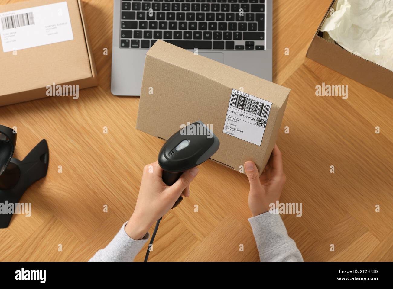 Woman scanner reading parcel hi-res stock photography and images - Alamy
