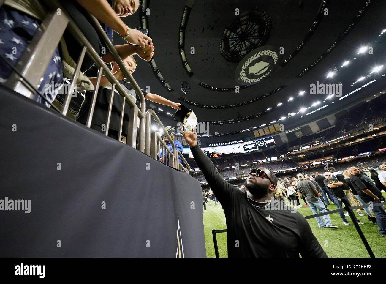 New Orleans Saints defensive tackle Khalen Saunders signs autographs ...