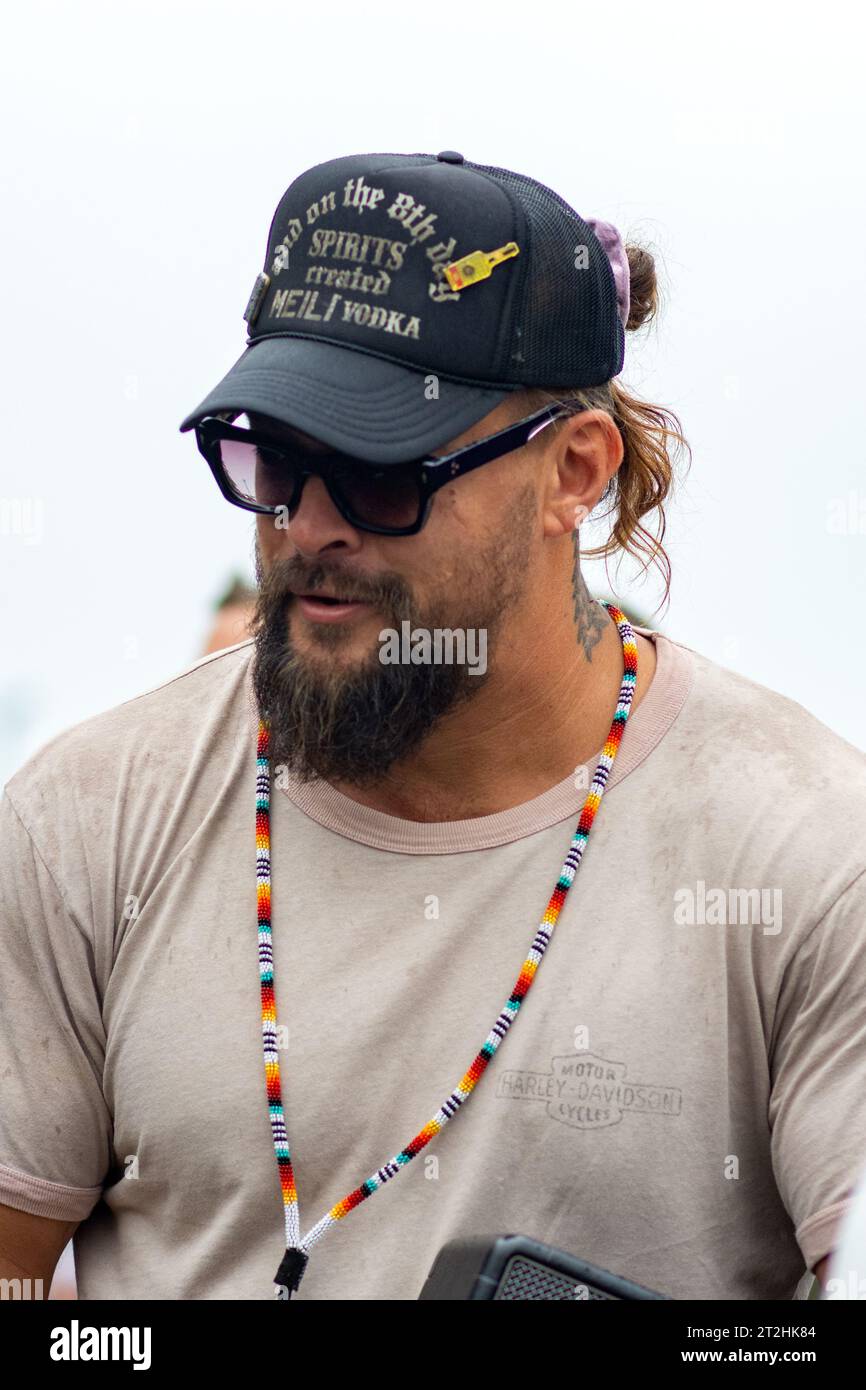 Jason Momoa interacts with the crowd that came out to his bottle ...