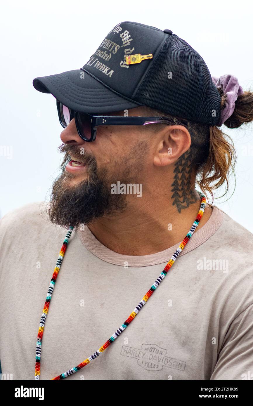 Jason Momoa interacts with the crowd that came out to his bottle ...