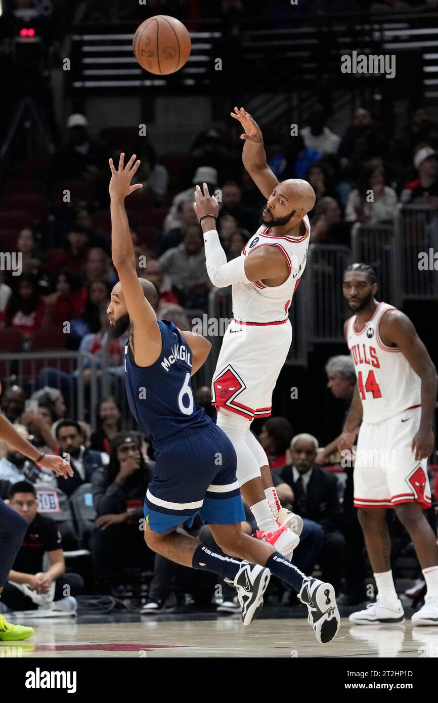 Chicago Bulls guard Jevon Carter, right, passes the ball to forward ...