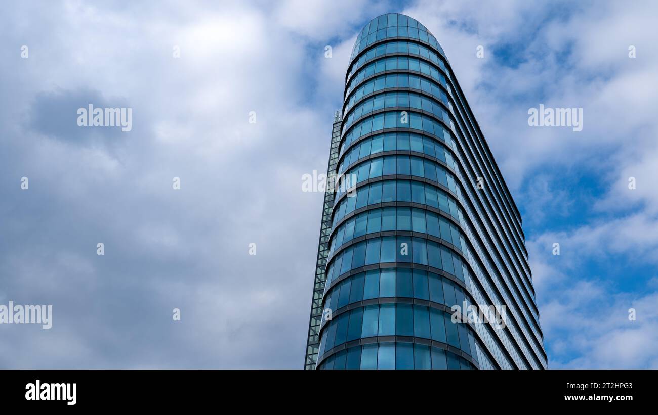 Modern big building skyscraper hi-res stock photography and images - Alamy