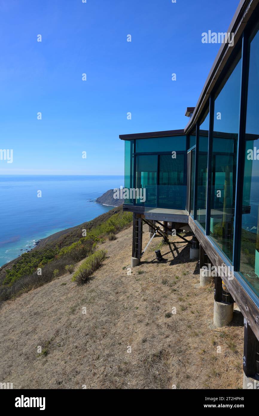 The luxury Post Ranch Inn restaurant above the Pacific Ocean, Big Sur ...