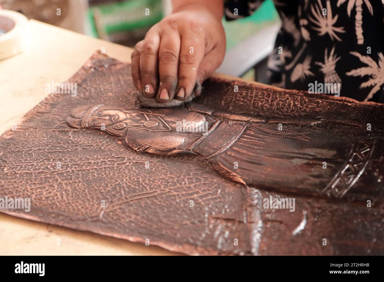 Copper plate with Inca woman design. Elaborated by the artisan Cesar ...