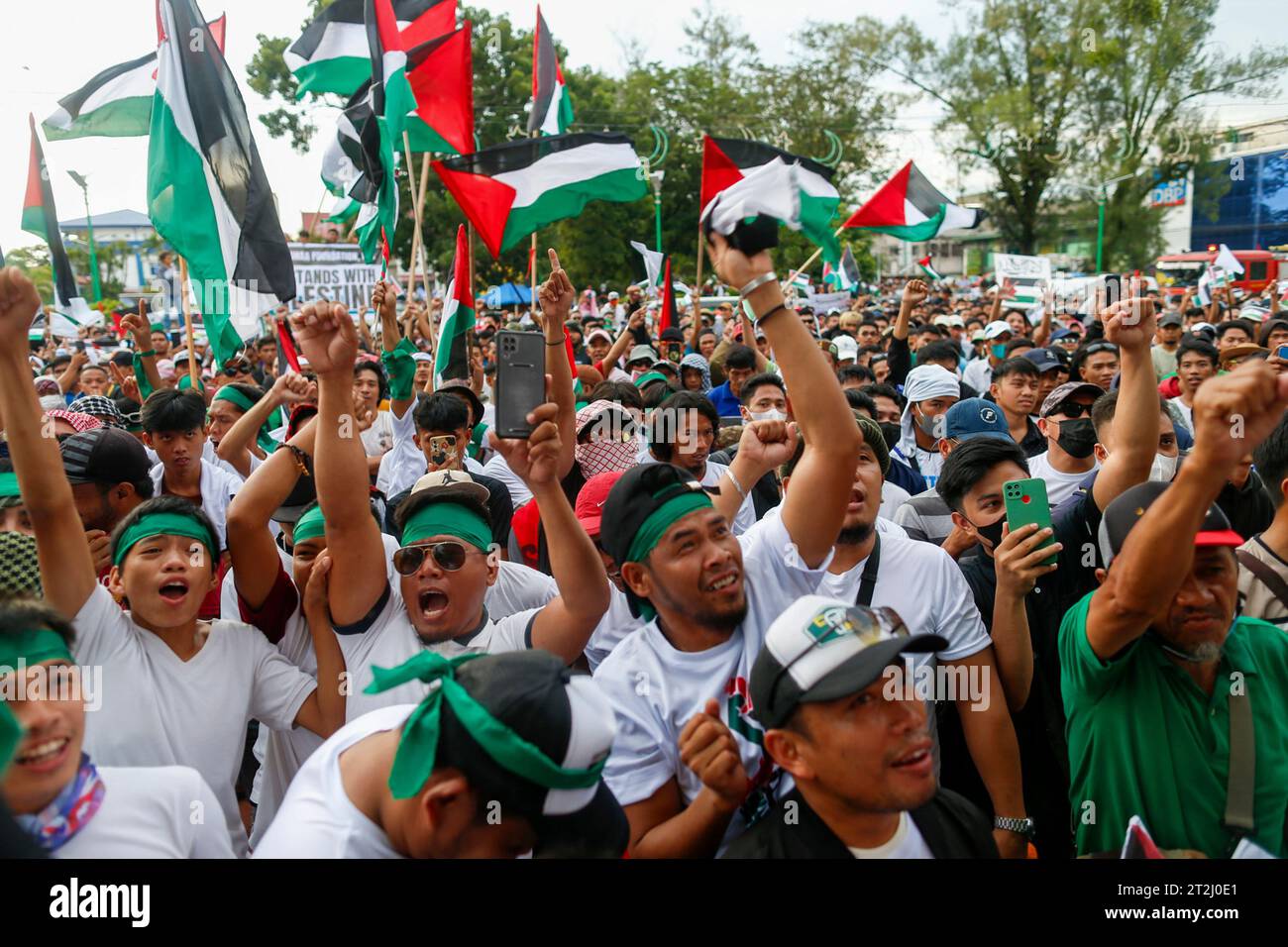 Filipino Muslims shout slogans during a rally to show solidarity with ...