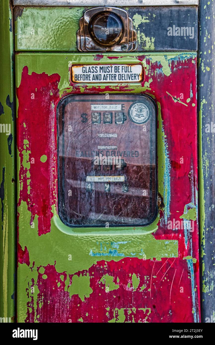 Vintage gas pump in green and red peeling paint Stock Photo - Alamy
