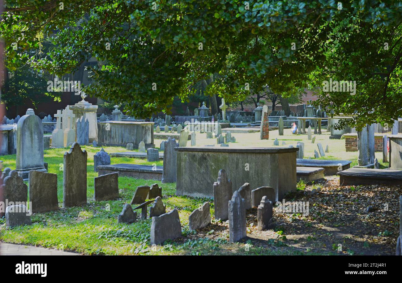 The grave of Benjamin Franklin and his wife, Deborah, in Christ Church ...