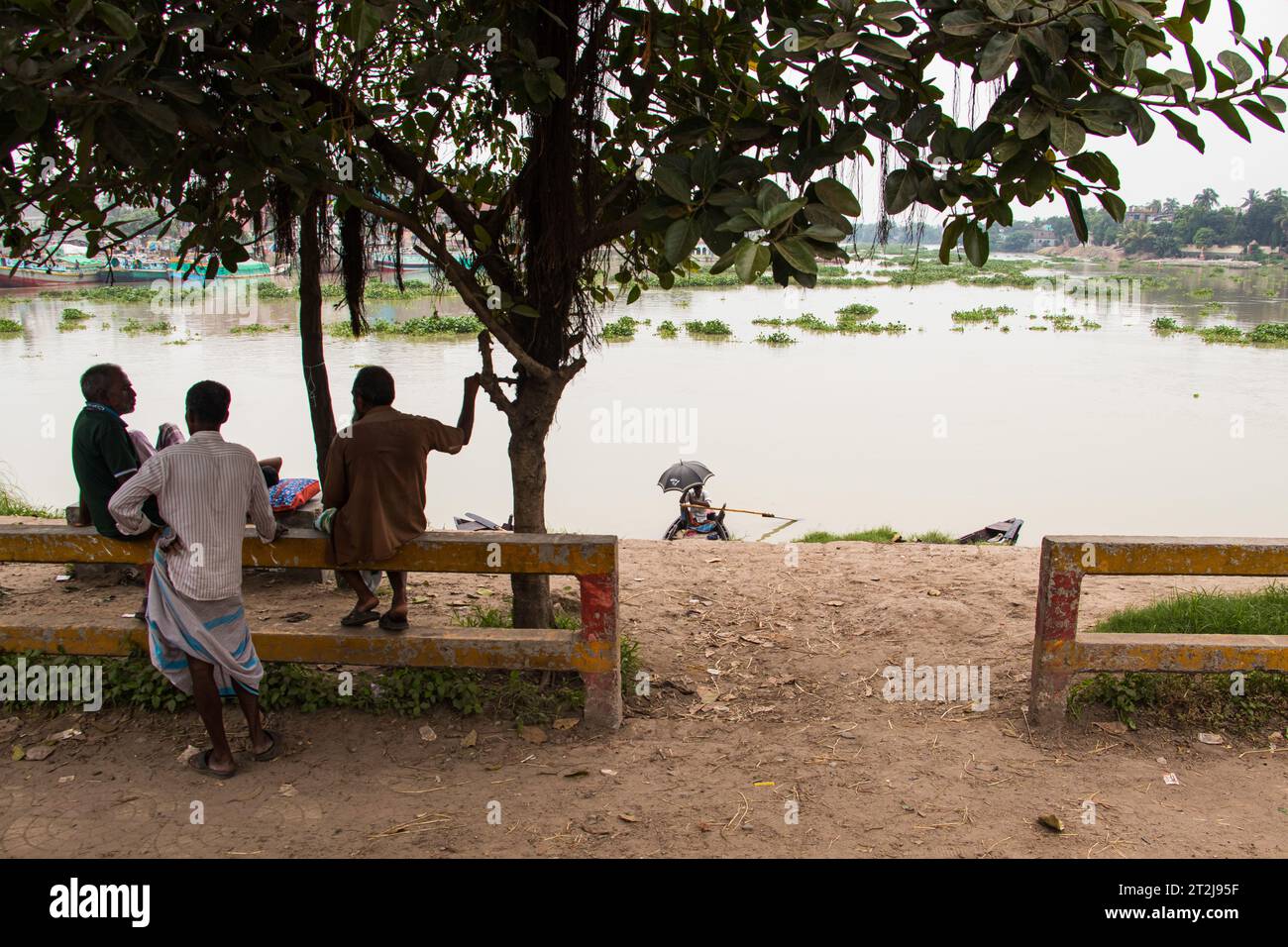 Gabtoli Amen Bazar is a bustling traditional boat station in Dhaka ...