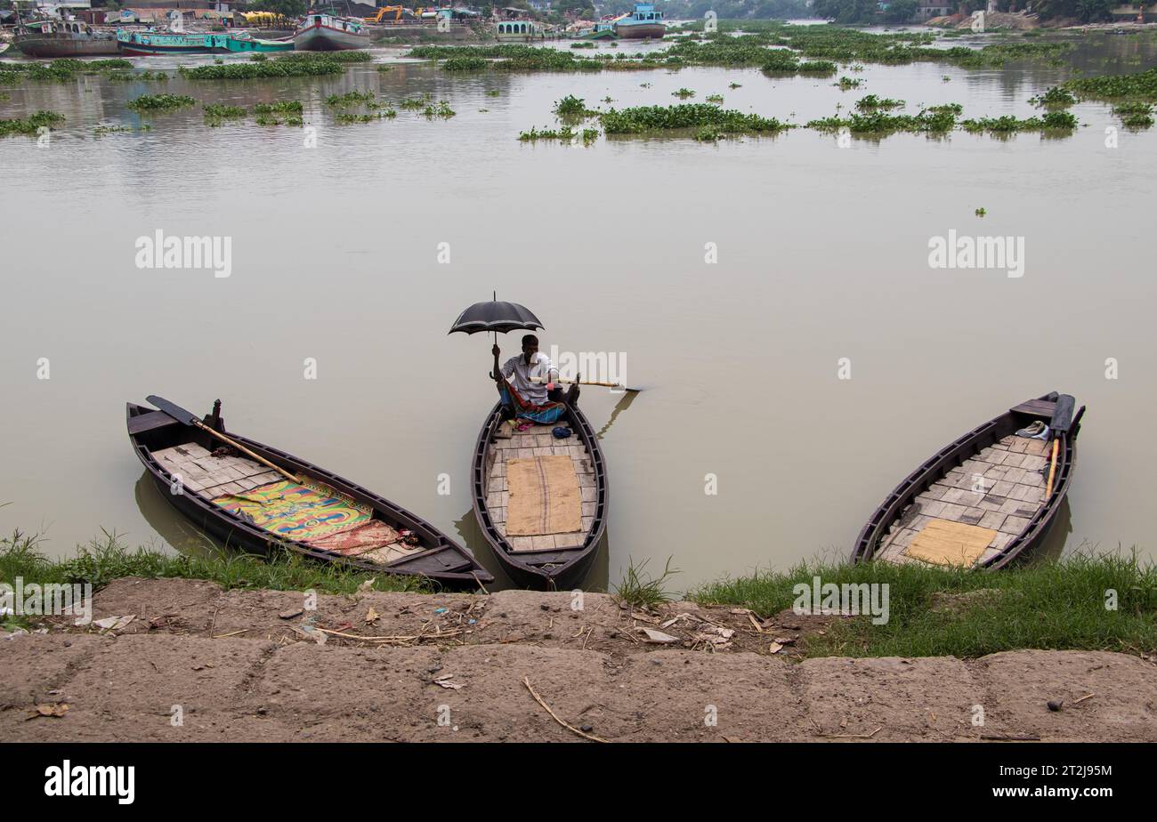 Gabtoli Amen Bazar is a bustling traditional boat station in Dhaka ...
