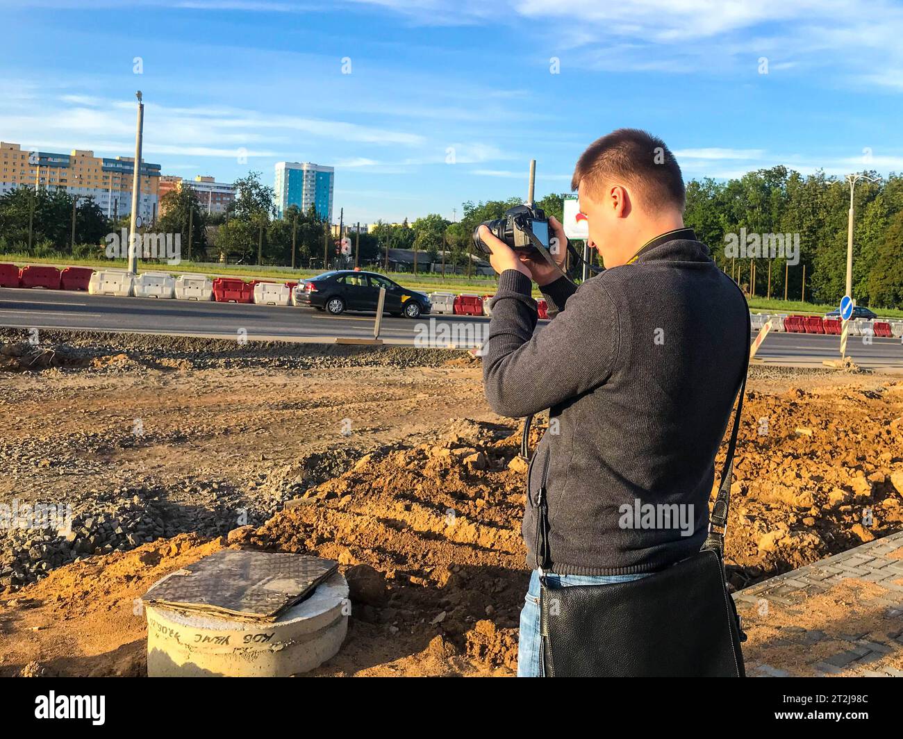 Guy shooting photos hi-res stock photography and images - Alamy