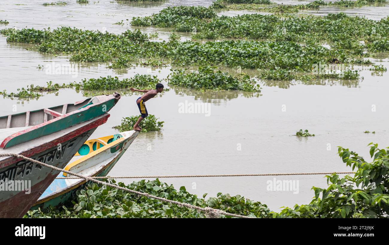 Gabtoli Amen Bazar is a bustling traditional boat station in Dhaka ...