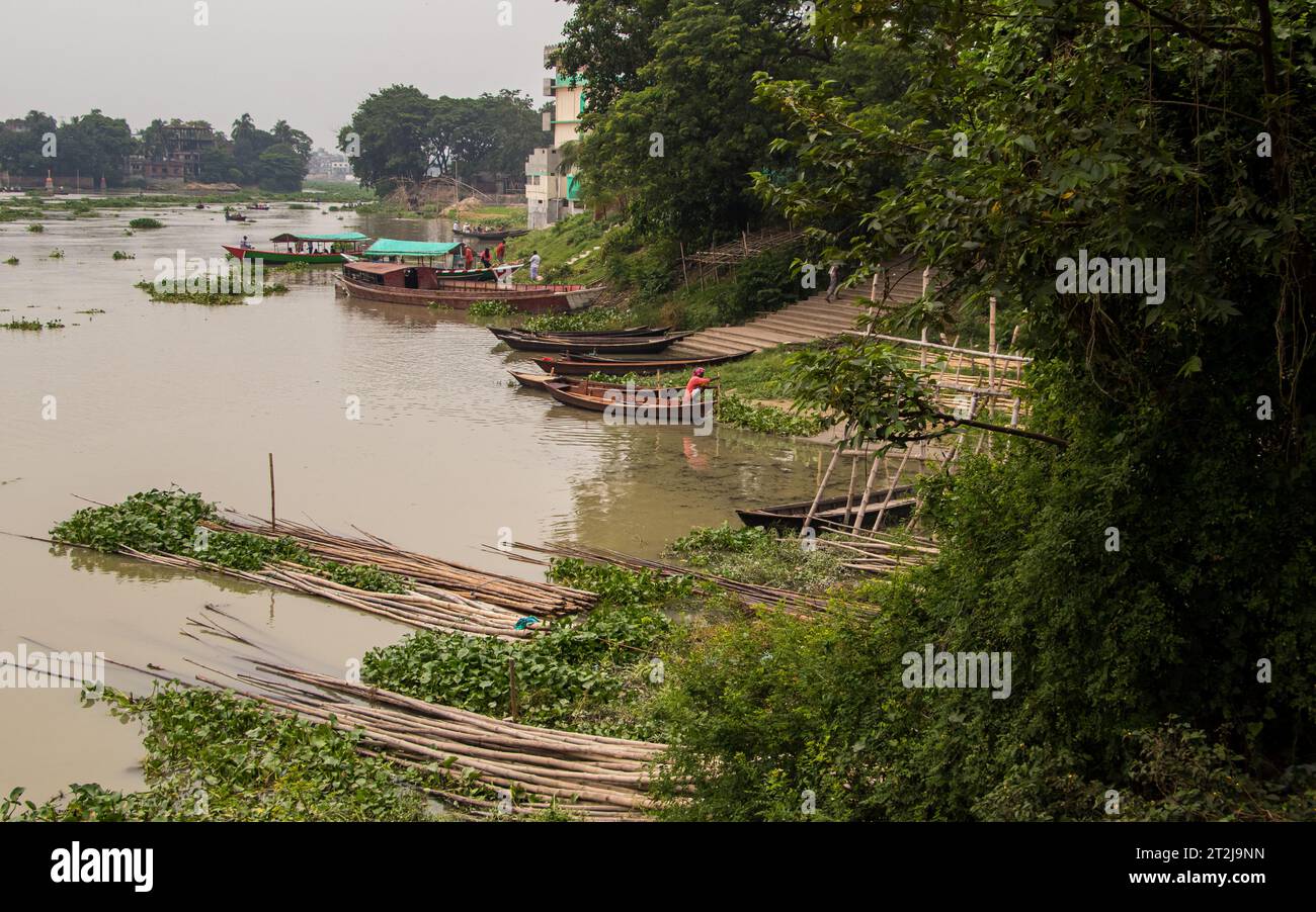 Gabtoli Amen Bazar is a bustling traditional boat station in Dhaka ...