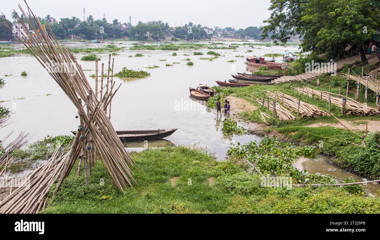 Gabtoli Amen Bazar is a bustling traditional boat station in Dhaka ...