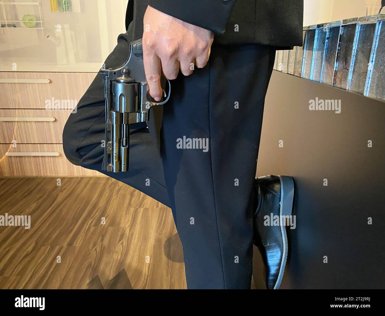 Man aiming handgun suit hi-res stock photography and images - Alamy