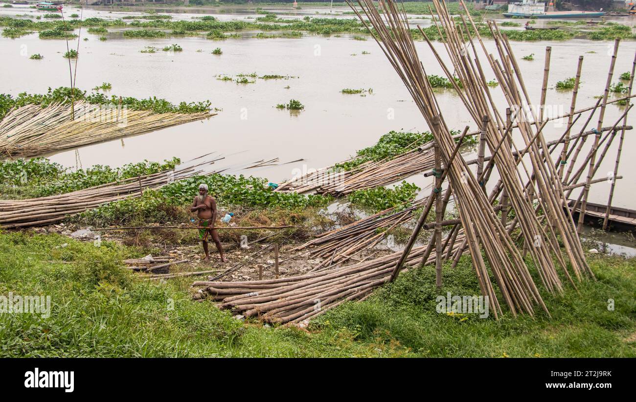 Gabtoli Amen Bazar is a bustling traditional boat station in Dhaka ...
