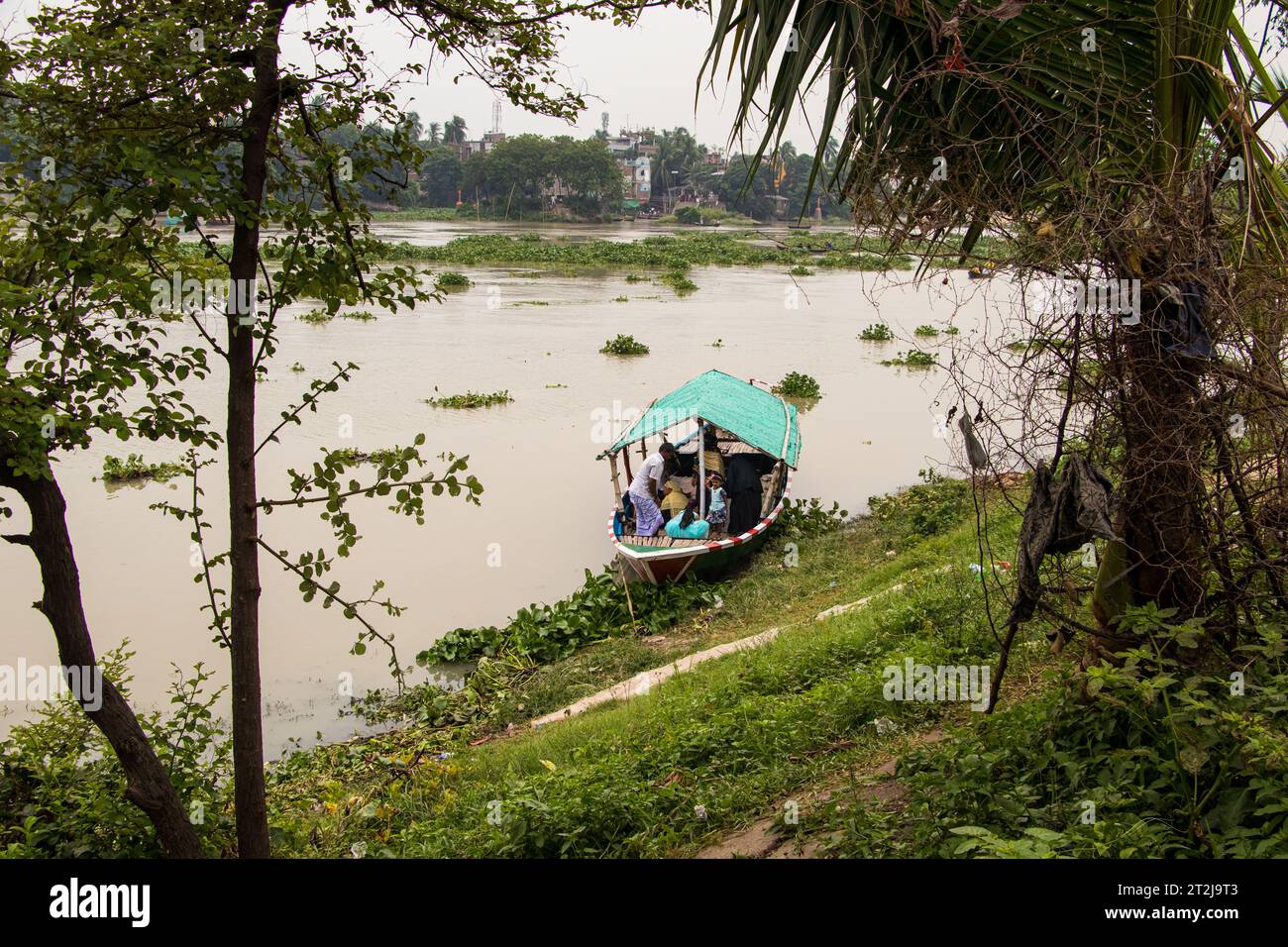 Gabtoli Amen Bazar is a bustling traditional boat station in Dhaka ...