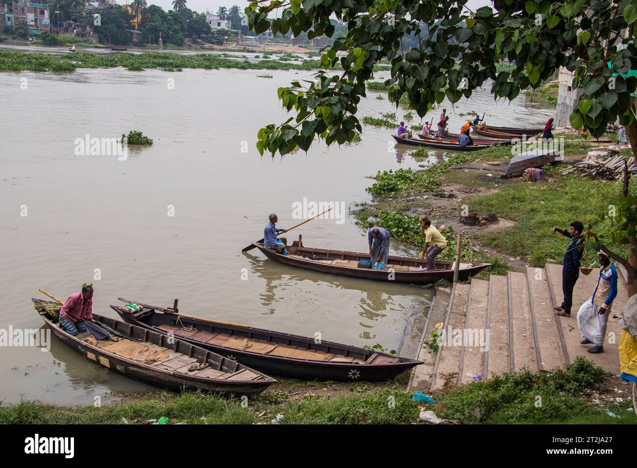 Gabtoli Amen Bazar is a bustling traditional boat station in Dhaka ...