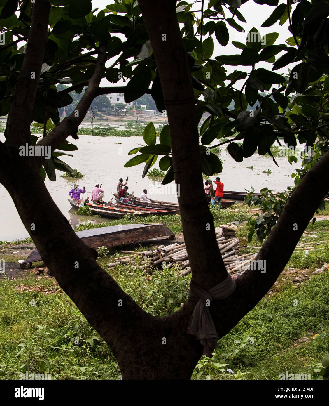 Gabtoli Amen Bazar is a bustling traditional boat station in Dhaka ...
