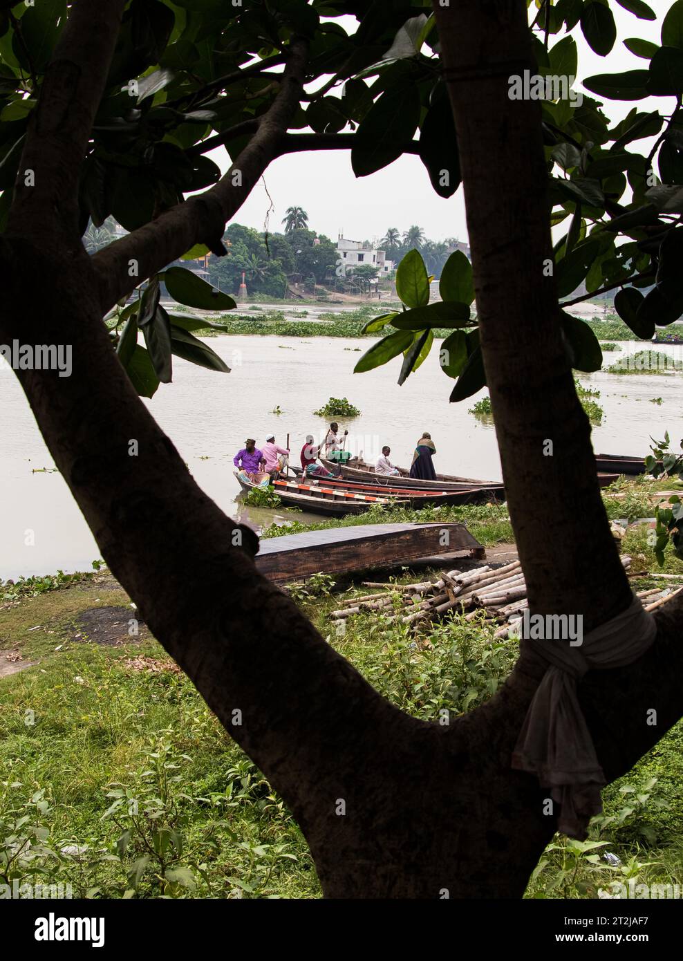 Gabtoli Amen Bazar is a bustling traditional boat station in Dhaka ...