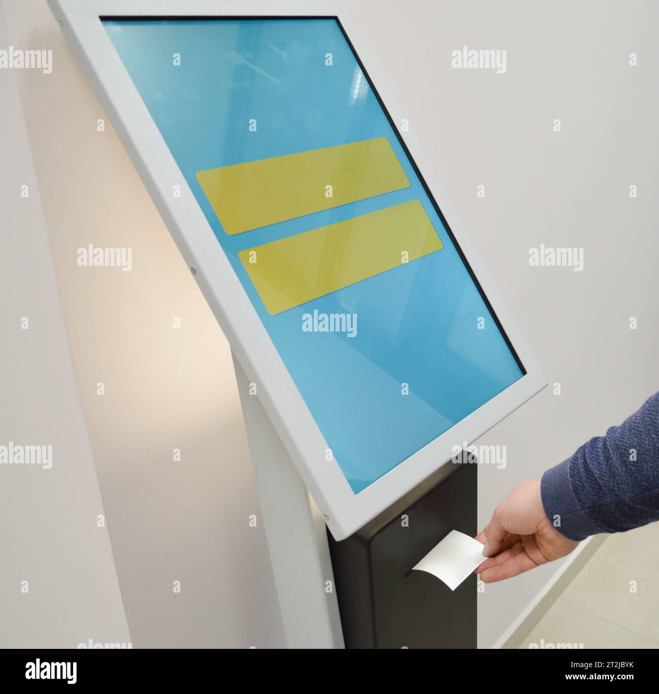Customer ordering on touch screen kiosk in restaurant Stock Photo - Alamy