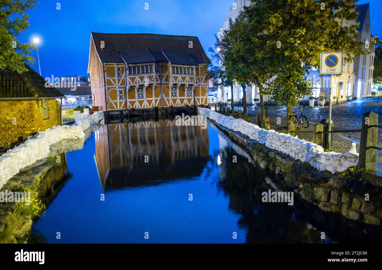 Wismar, Germany. 20th Oct, 2023. Sandbag walls are stacked up at the ...