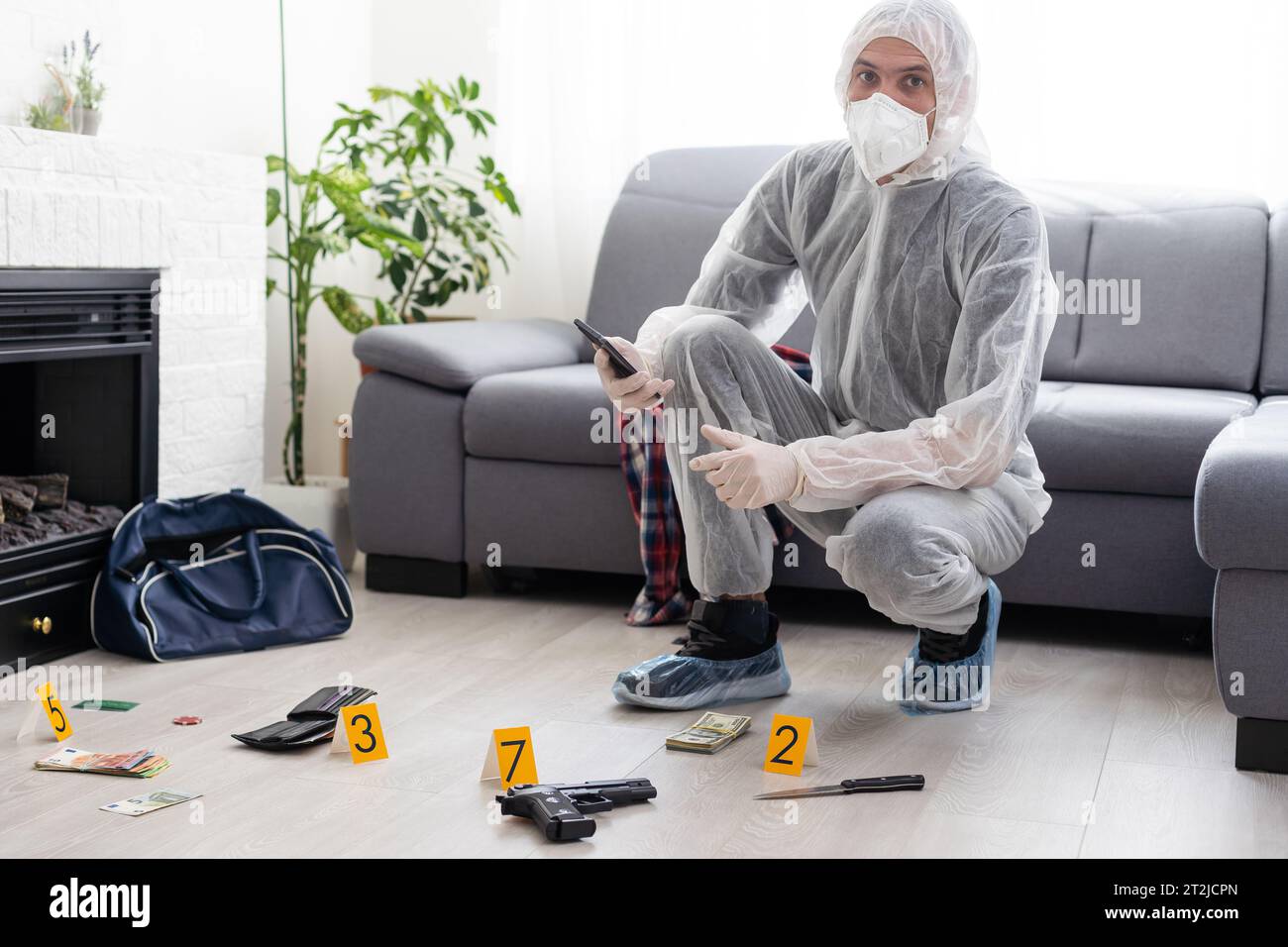Detective criminalist collecting evidence hi-res stock photography and images - Alamy