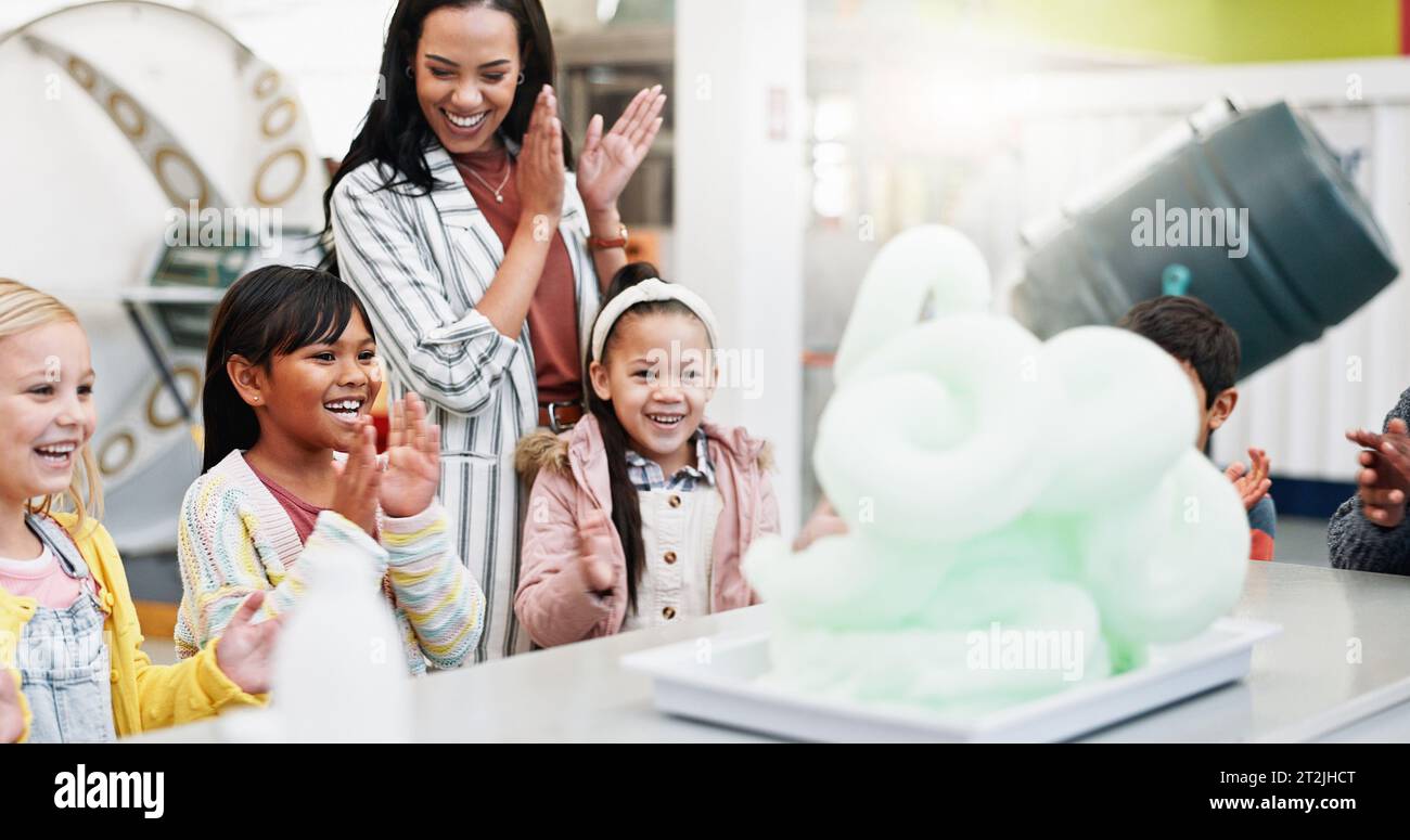 Children clapping school hi-res stock photography and images - Alamy
