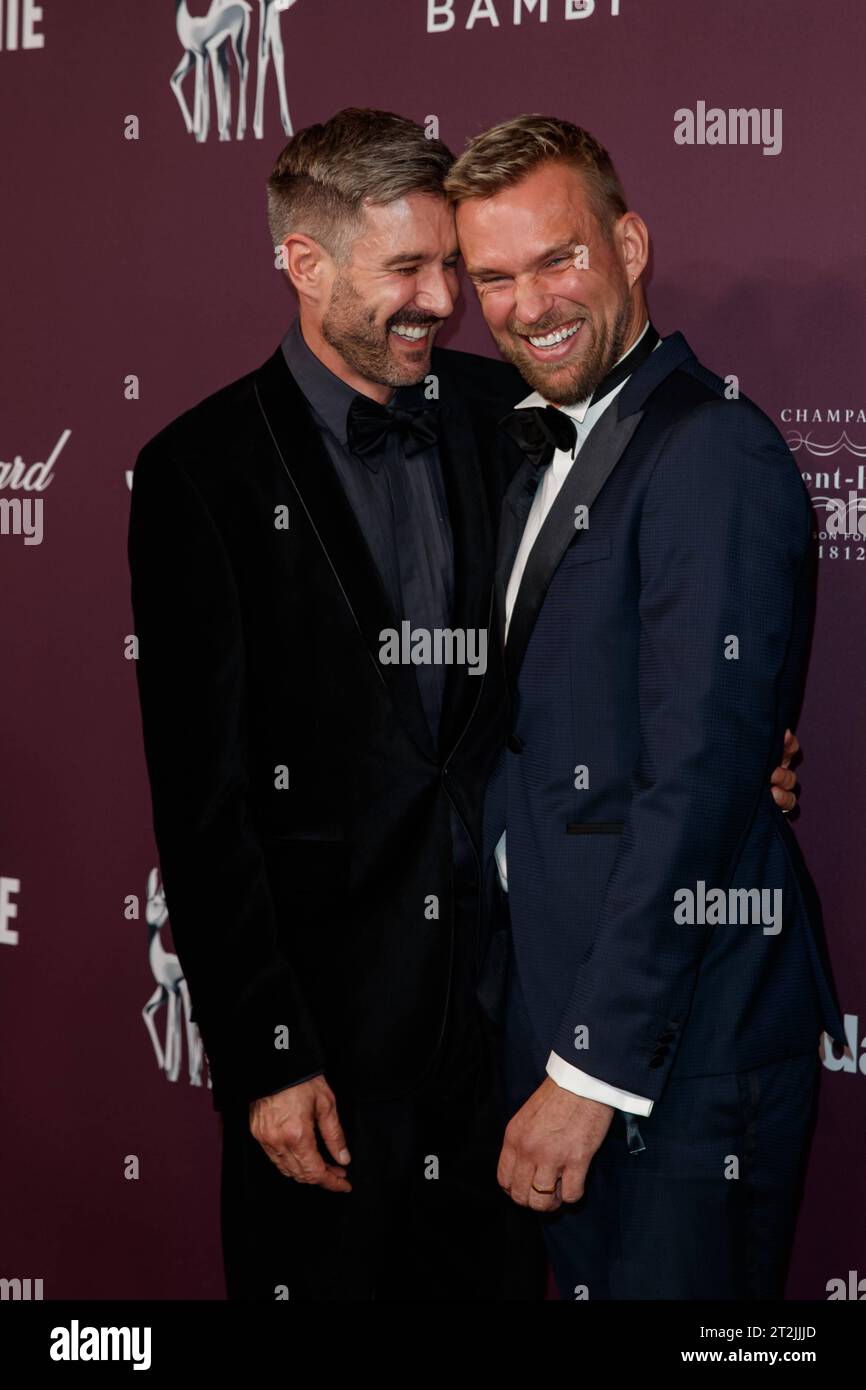 Tribute to Bambi 2023 Jochen Schropp mit Ehemann Norman Kühle beim ...