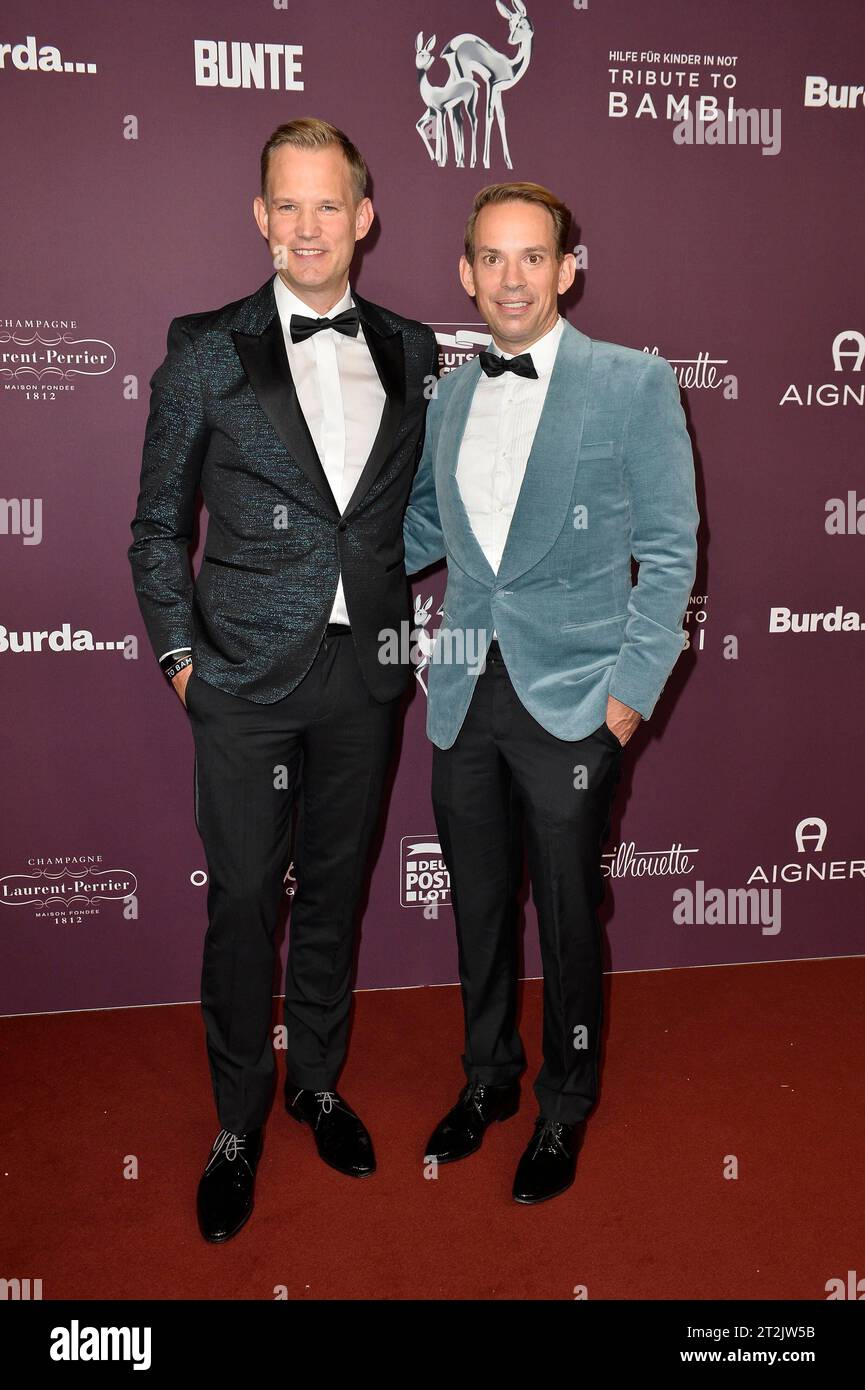 Prof. Dr. med. Hendrik Streeck mit Ehemann Paul Zubeil bei der Ankunft ...