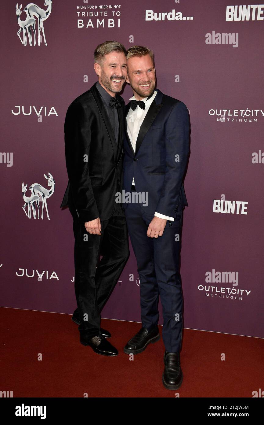 Jochen Schropp mit Ehemann Normen bei der Ankunft Tribute to Bambi in ...