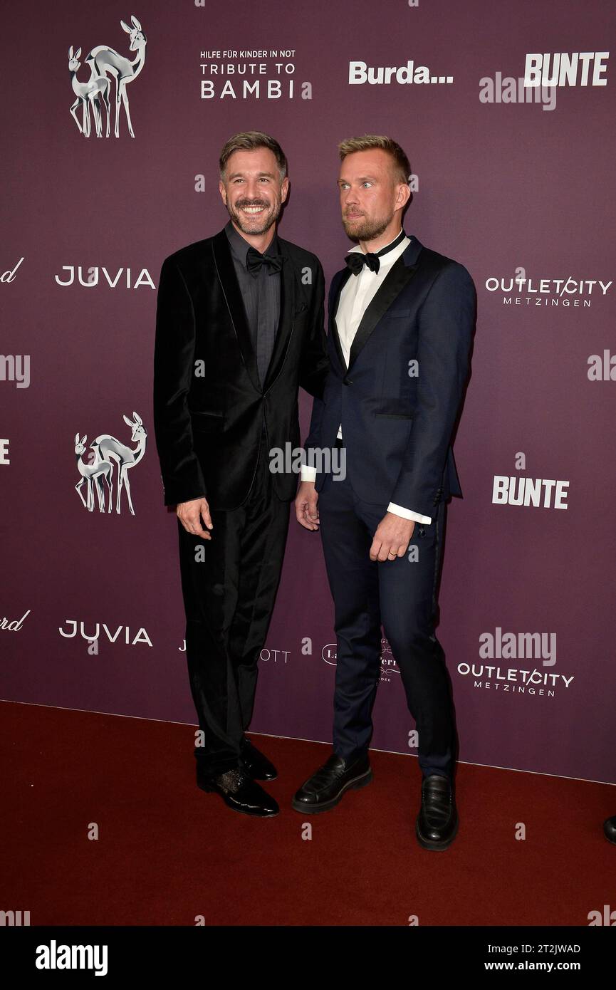 Jochen Schropp mit Ehemann Normen bei der Ankunft Tribute to Bambi in ...