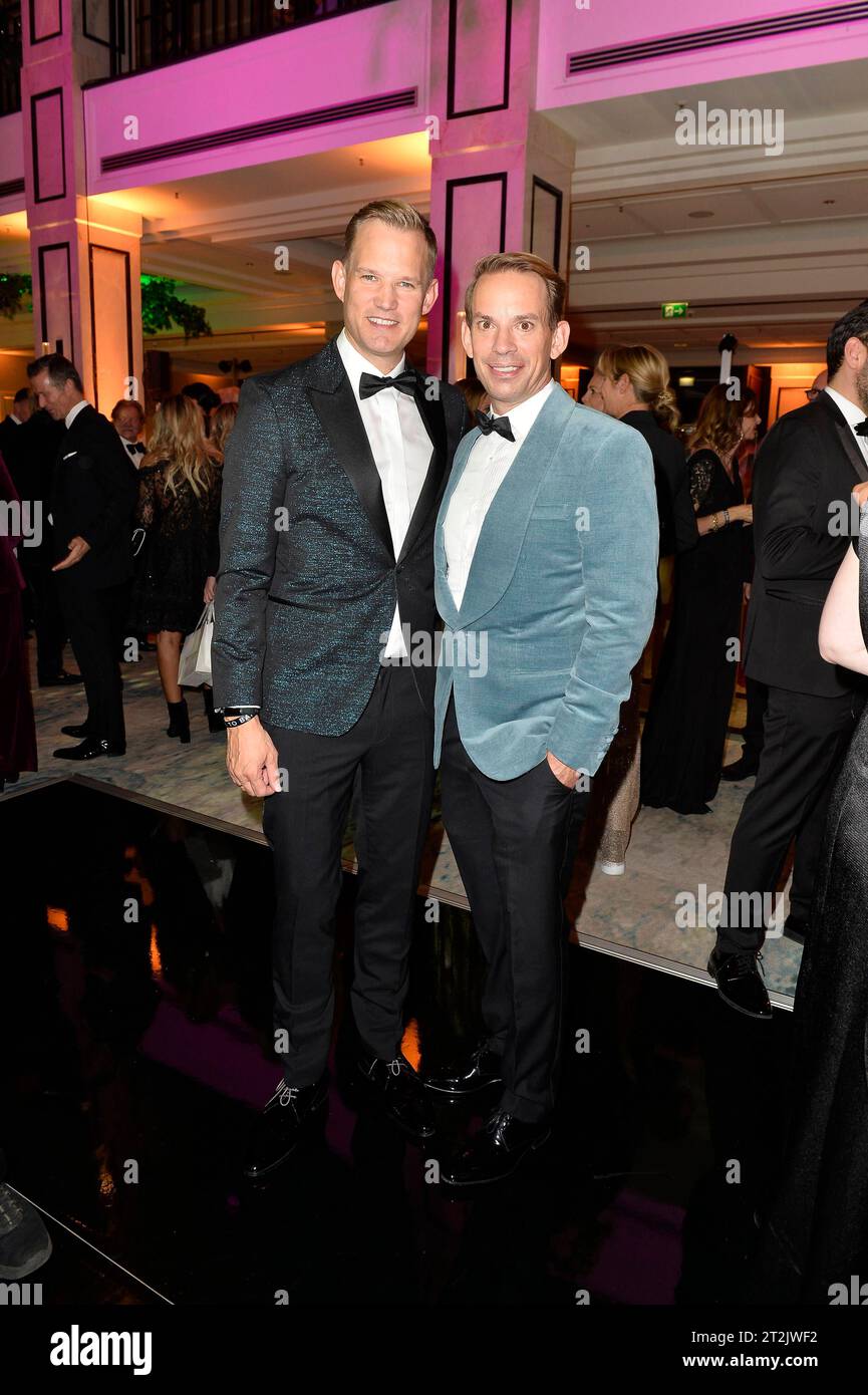 Prof. Dr. med. Hendrik Streeck mit Ehemann Paul Zubeil bei der Ankunft ...