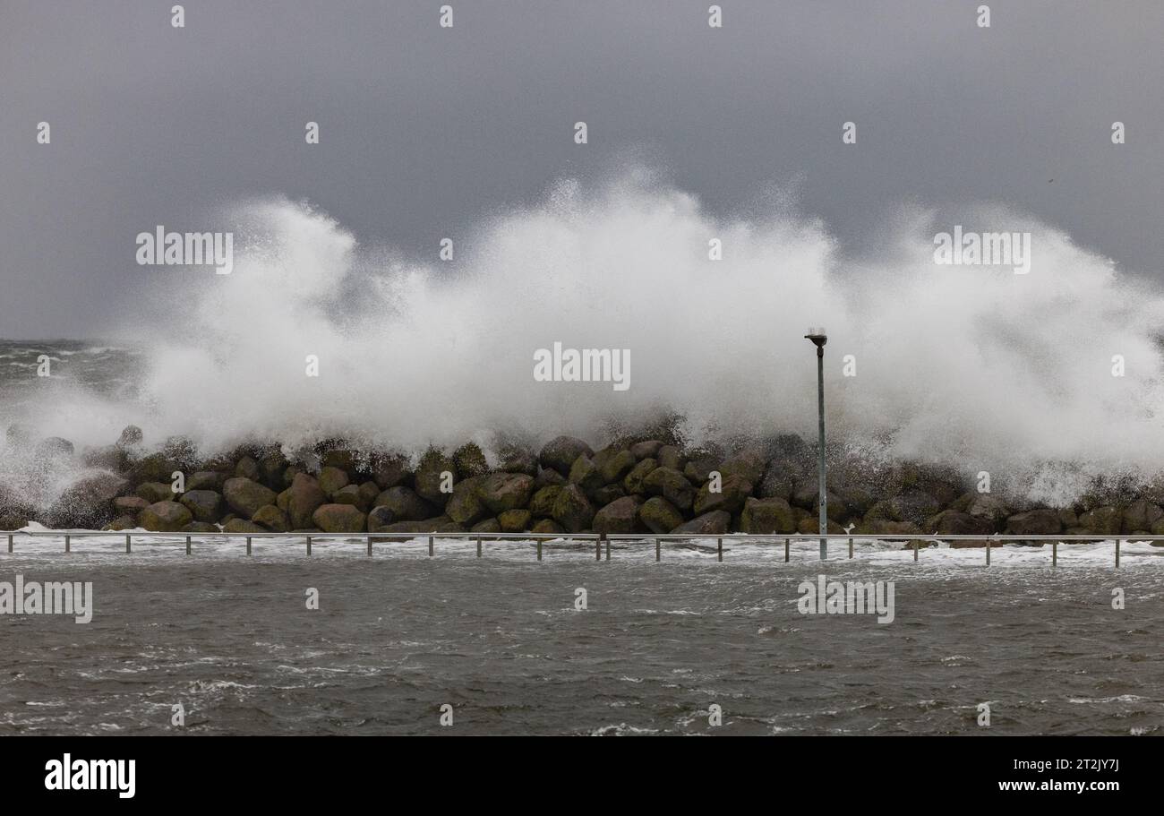 Kiel, Germany. 20th Oct, 2023. Meter-high waves break at the port ...
