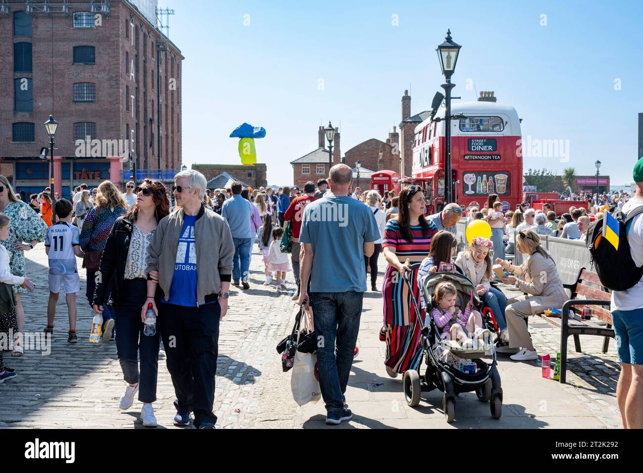 Dock crowd hi-res stock photography and images - Alamy