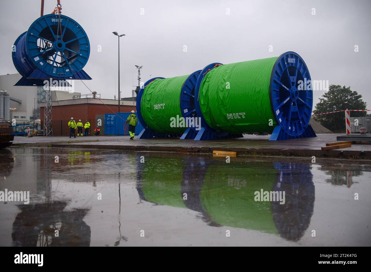 Magdeburg, Germany. 20th Oct, 2023. A crane lifts a cable drum from a ...