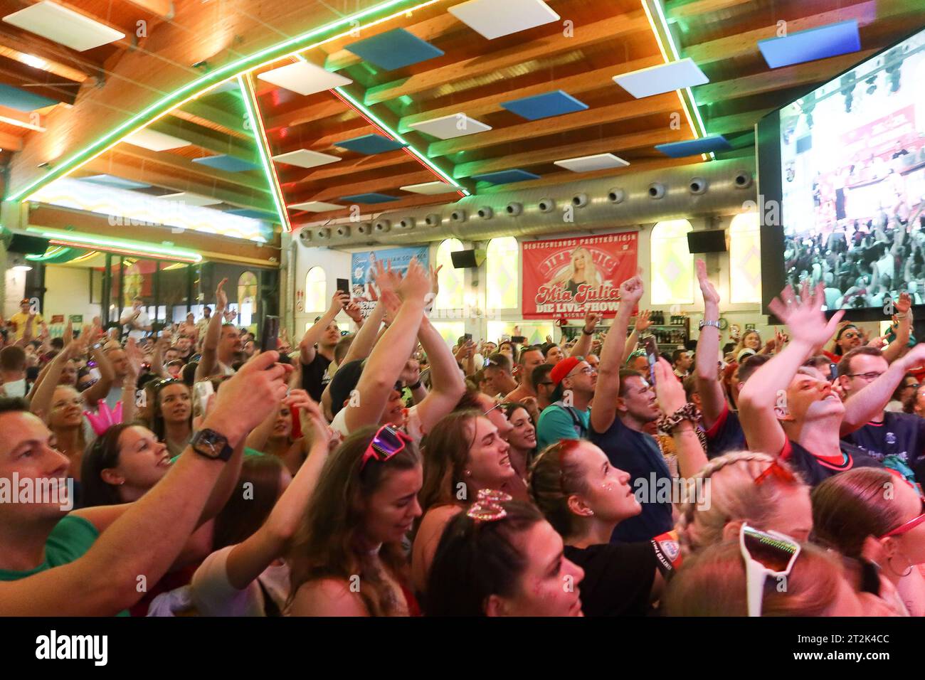 Arenal Mallorca: Bierkoenig mit Mia Julia, 19.10.2023, *** Arenal ...