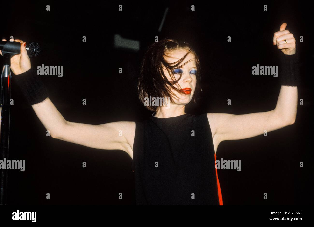 SHIRLEY MANSON, GARBAGE, 1998: Shirley Manson of Garbage playing live ...