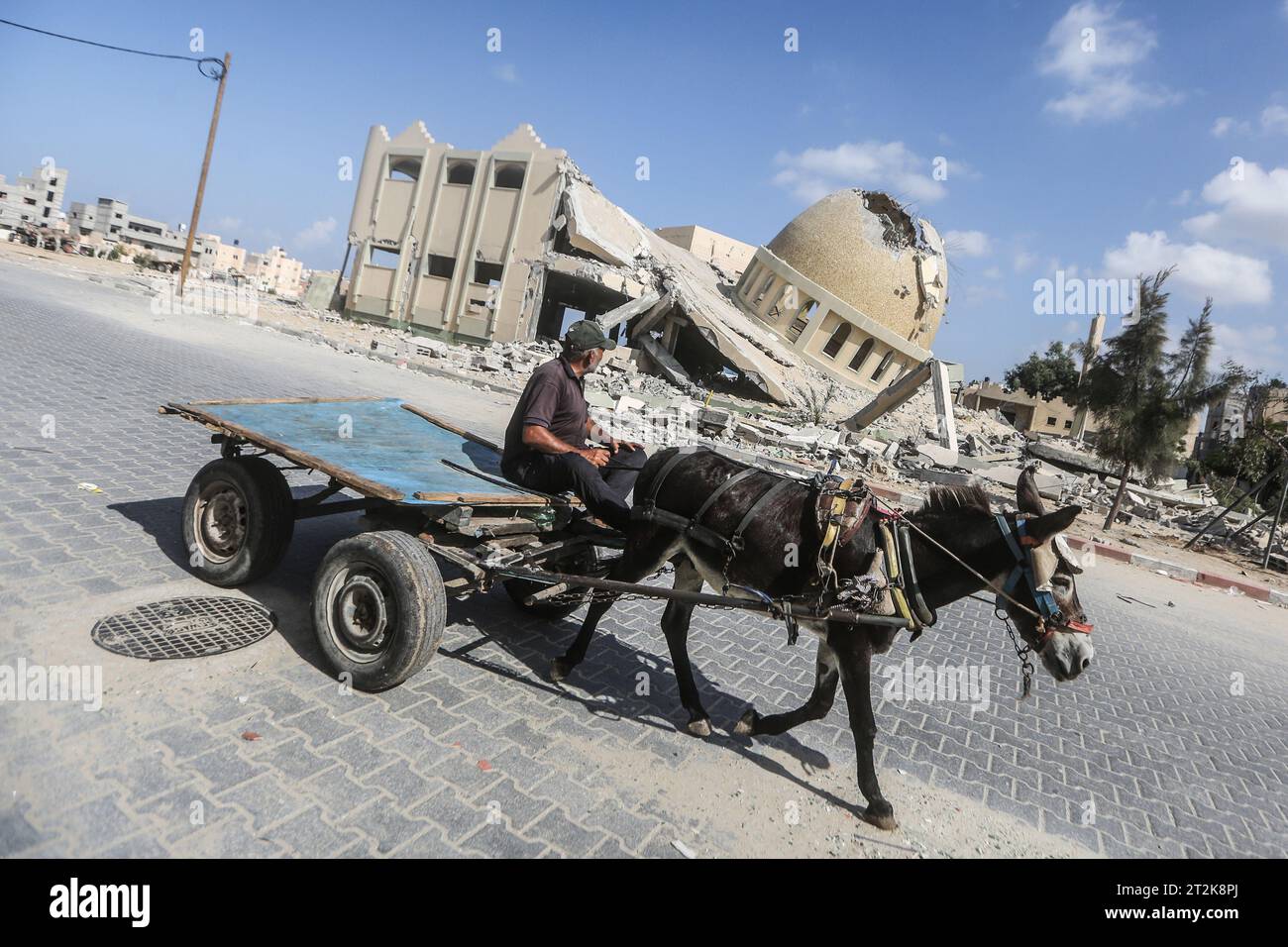 Khan Yunis, Palestinian Territories. 20th Oct, 2023. Palestinians walk ...