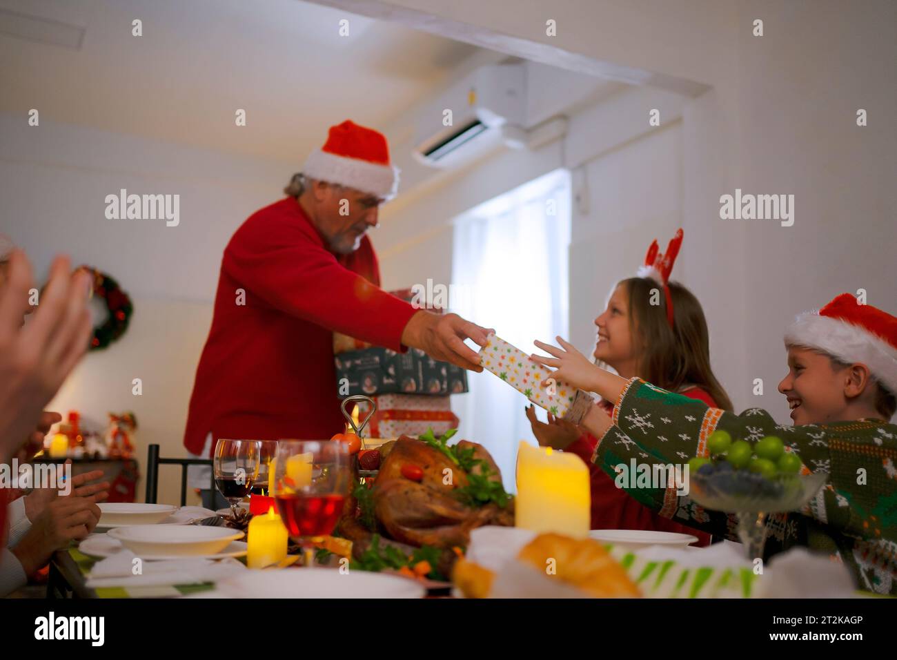 Family reunion dinner hi-res stock photography and images - Alamy