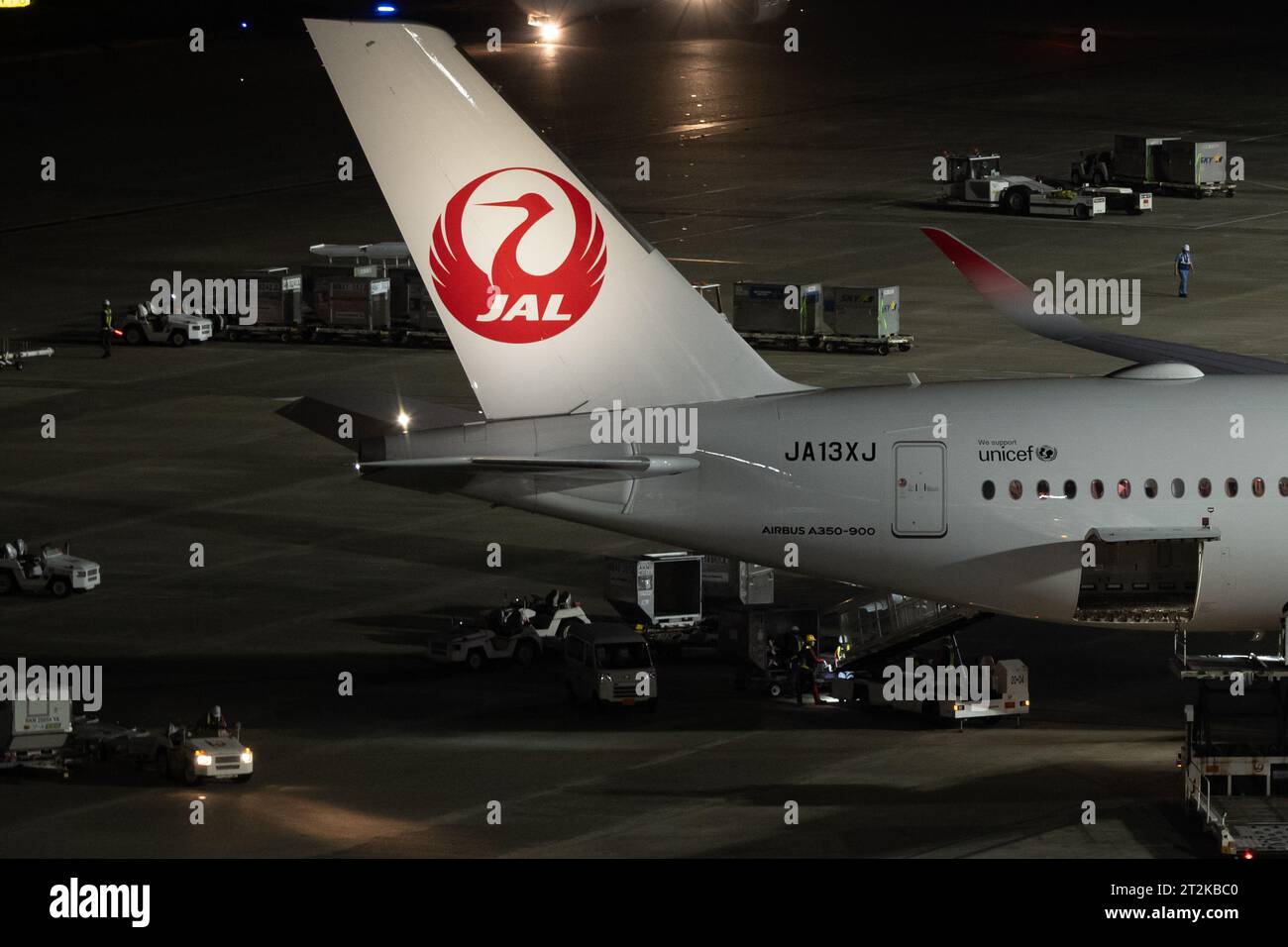 Tokyo, Japan. 12th Oct, 2023. A Japan Airlines JAL Airbus A350 (JA13XJ ...