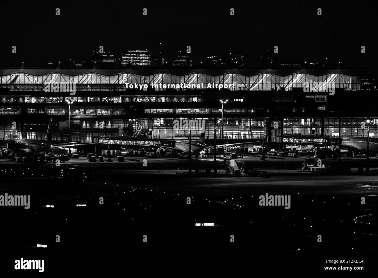 Haneda airport terminal 3 Black and White Stock Photos & Images - Alamy