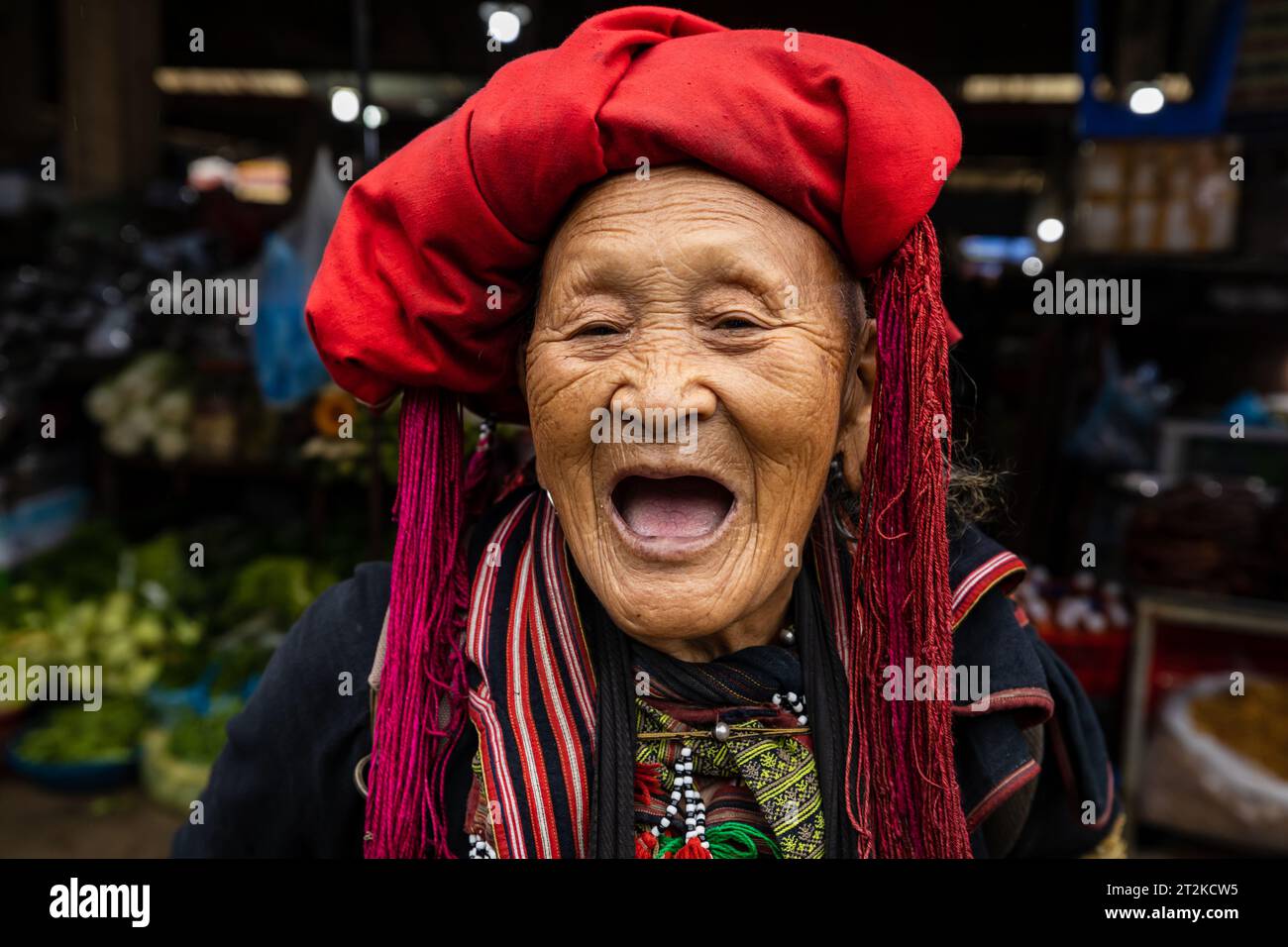 Red dao tribal clothing hi-res stock photography and images - Alamy