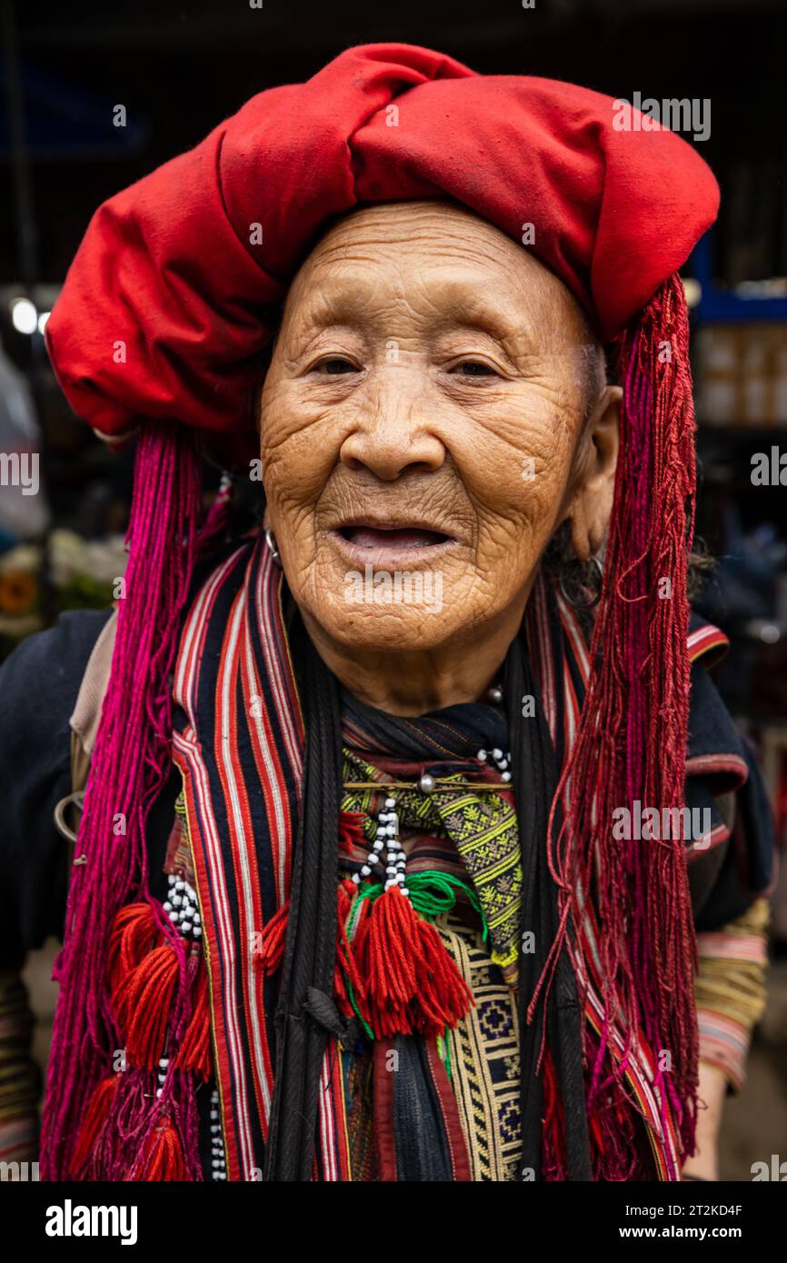 Red dao tribal clothing hi-res stock photography and images - Alamy
