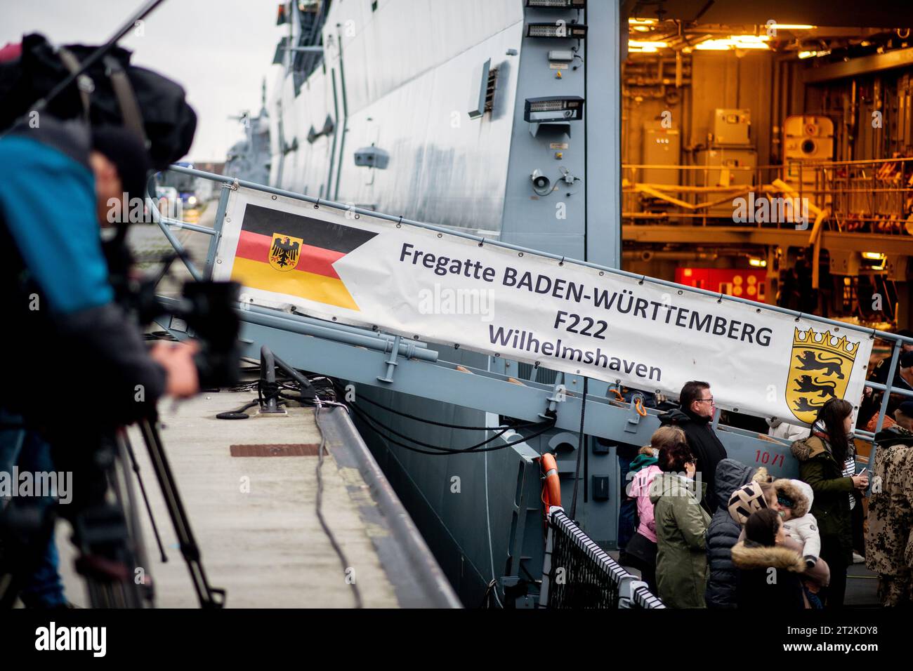 Wilhelmshaven, Germany. 20th Oct, 2023. A gangway connects the frigate ...