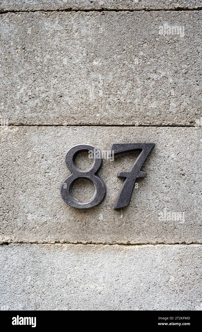 House number 87 sign on wall hi-res stock photography and images - Alamy
