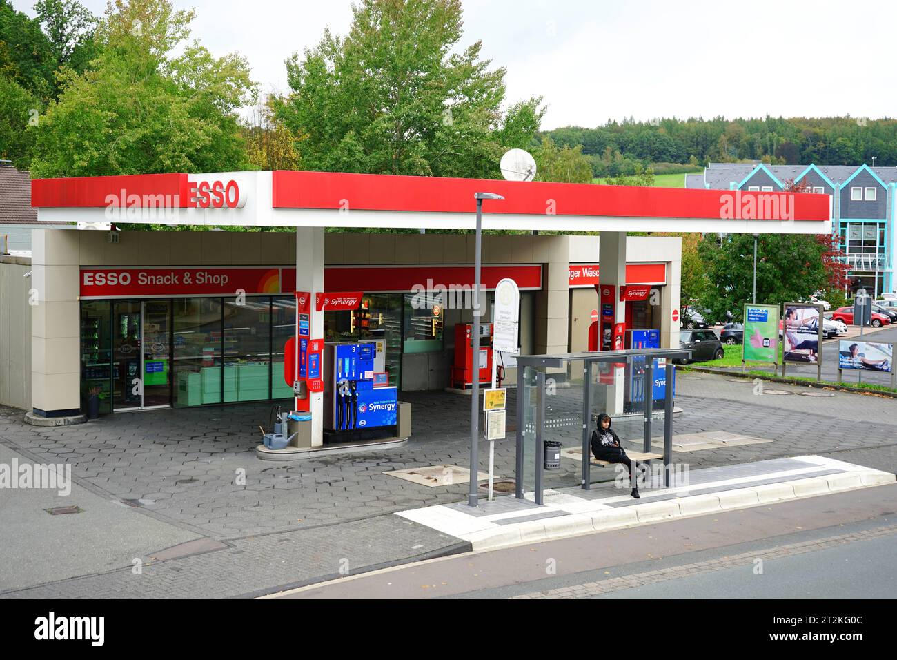 19.10.2023 / Wilnsdorf: Das Gebäude und Gelände einer Esso-Tankstelle ...