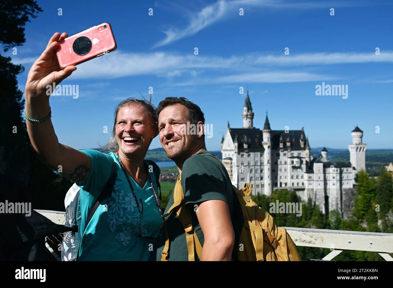 Touristen machen ein Selfie mit Schloss Neuschwanstein im bayerischen ...