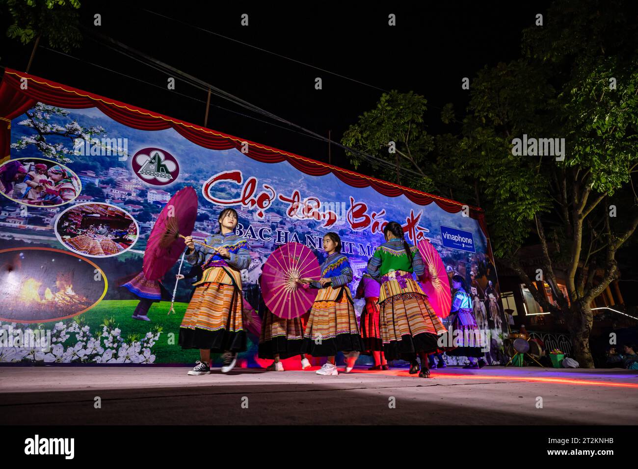 Hmong traditional dance hi-res stock photography and images - Alamy